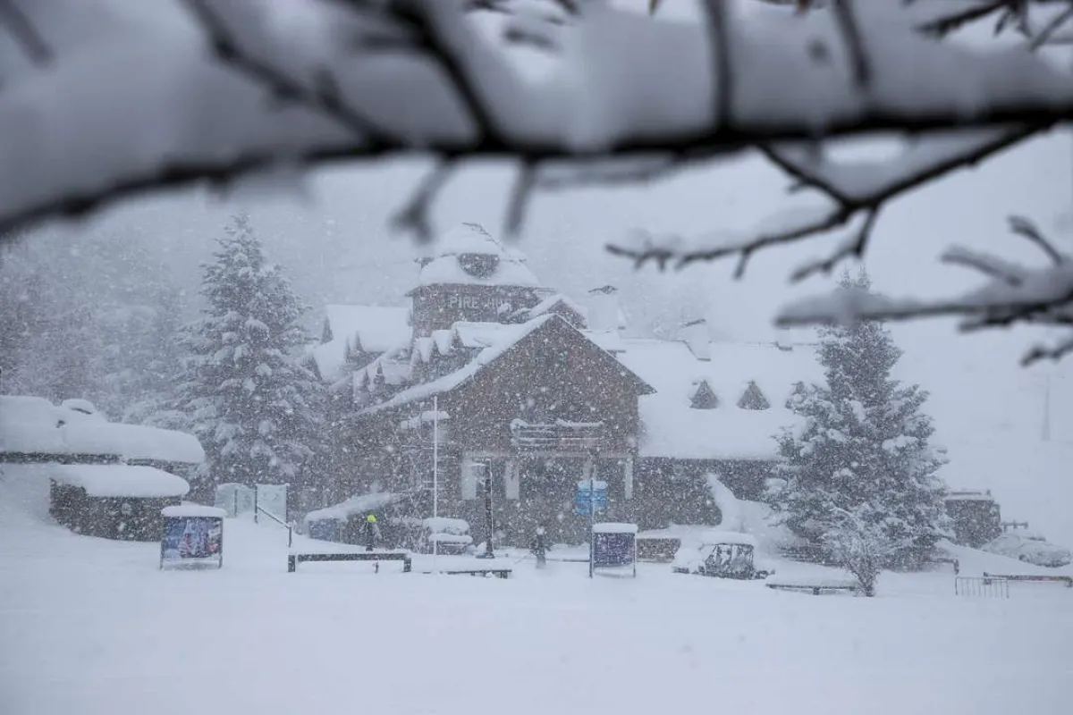 La nieve vuelve a Bariloche: Los cerros reciben a sus visitantes ...